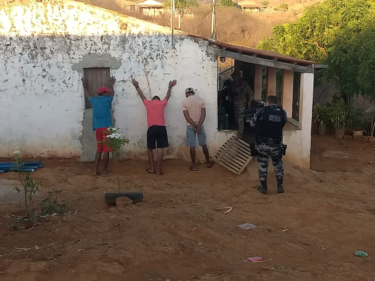 Polícia Militar prende suspeito que atuava como explosivista de ... Polícia Militar prende suspeito que atuava como explosivista de ...